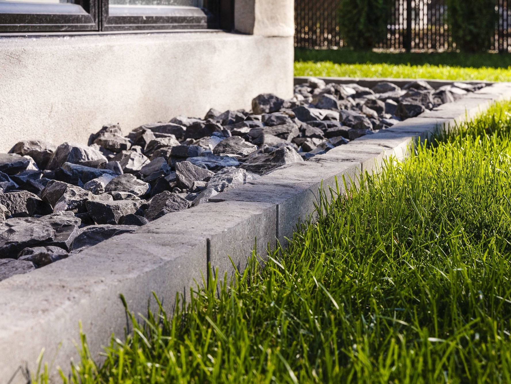 6 Amazing Edging Stone Options for your Landscaping